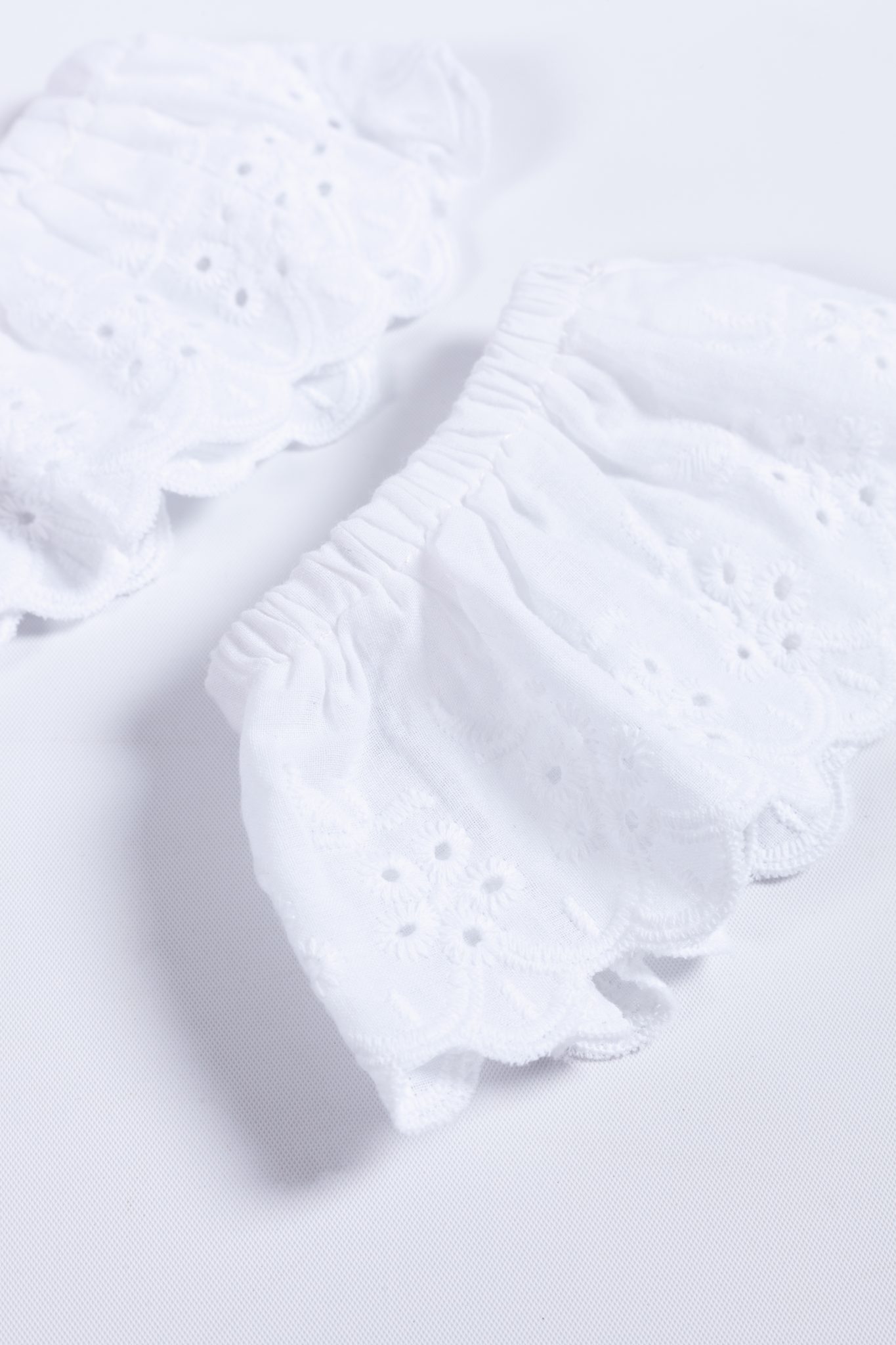 Zwarte Piet manchetten wit kant kopen? - FeestinjeBeest.nl